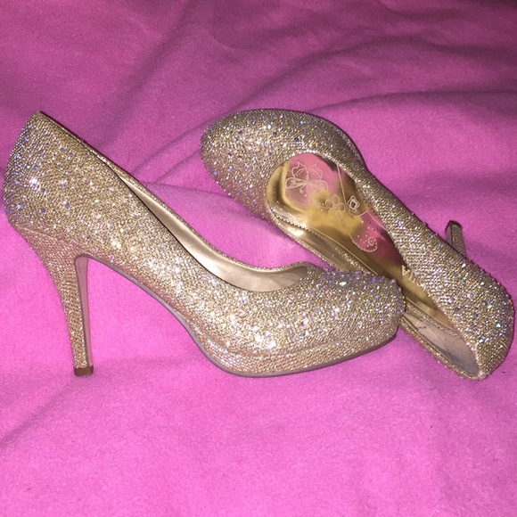 Lasonia | Shoes | Gold Sparkle Pumps | Poshmark